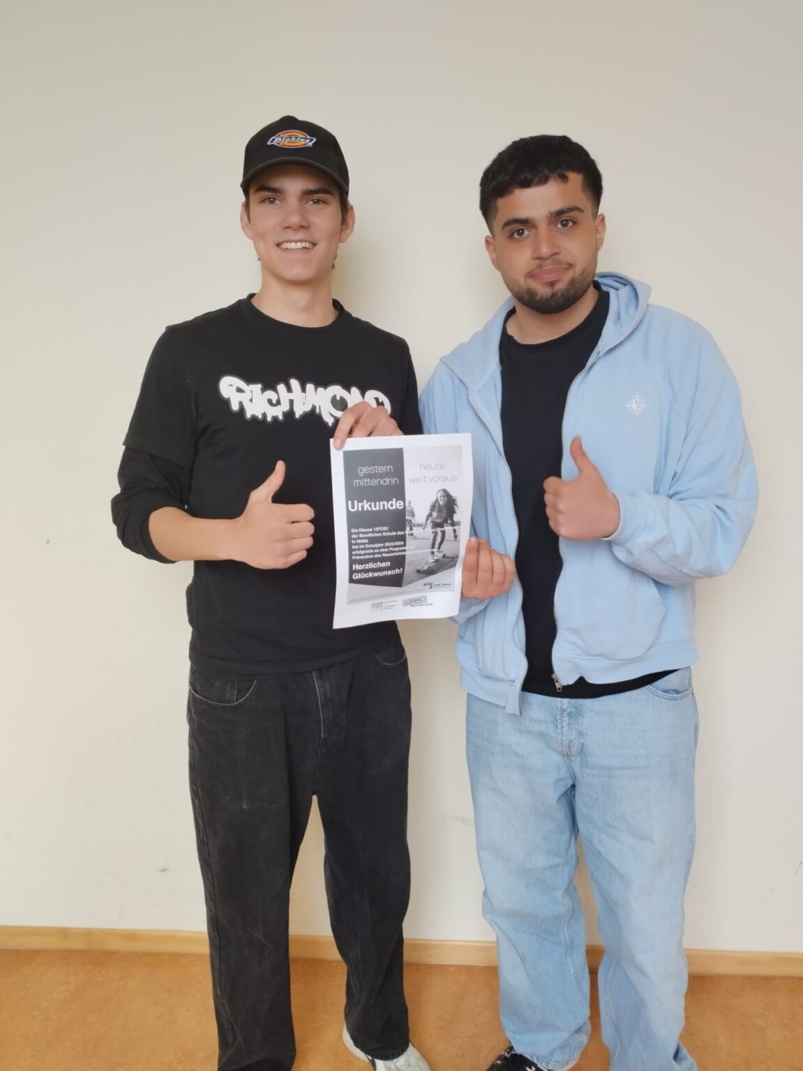 Schülerinnen und Schüler der Klassen 10 BzB 1 und 12 FOS 1 nehmen ...